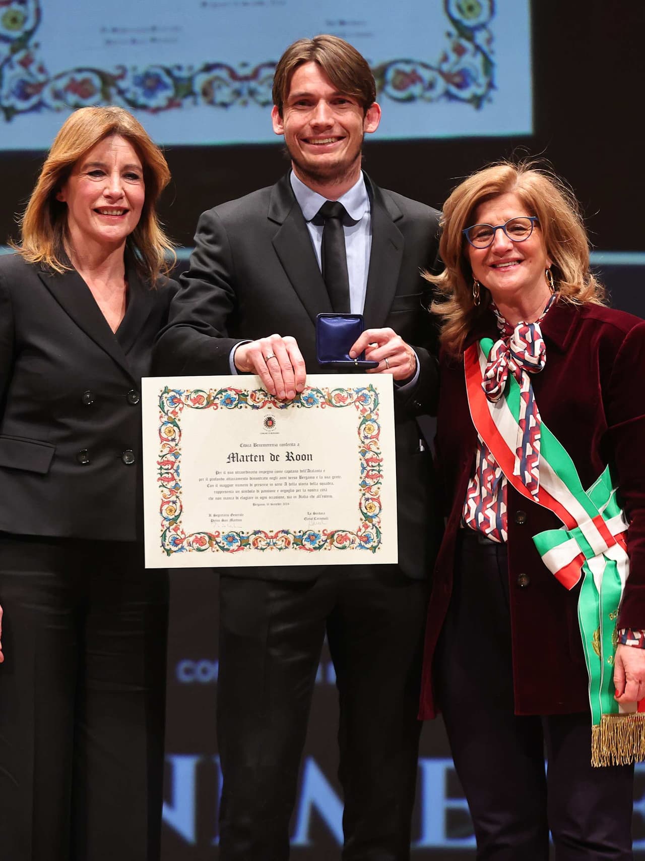 Marten de Roon receiving the Civic Merit | Atalanta